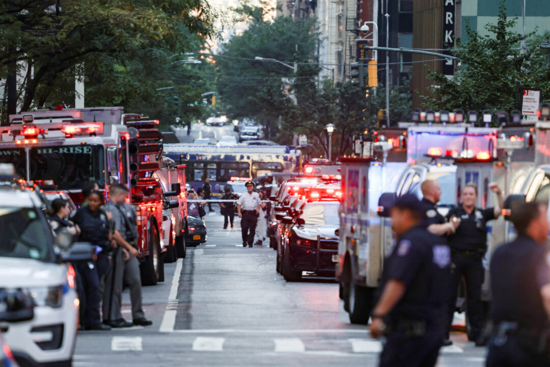 5 Dead, Including Officer and Shooter, in Manhattan Office Shooting ...